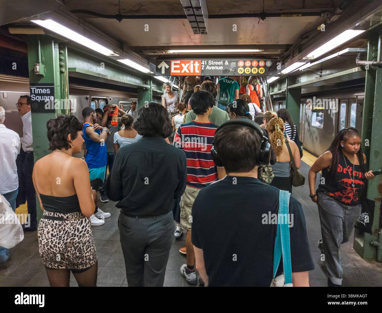 Crowded 42nd Street-Times Square IRT station in the New York subway on ...