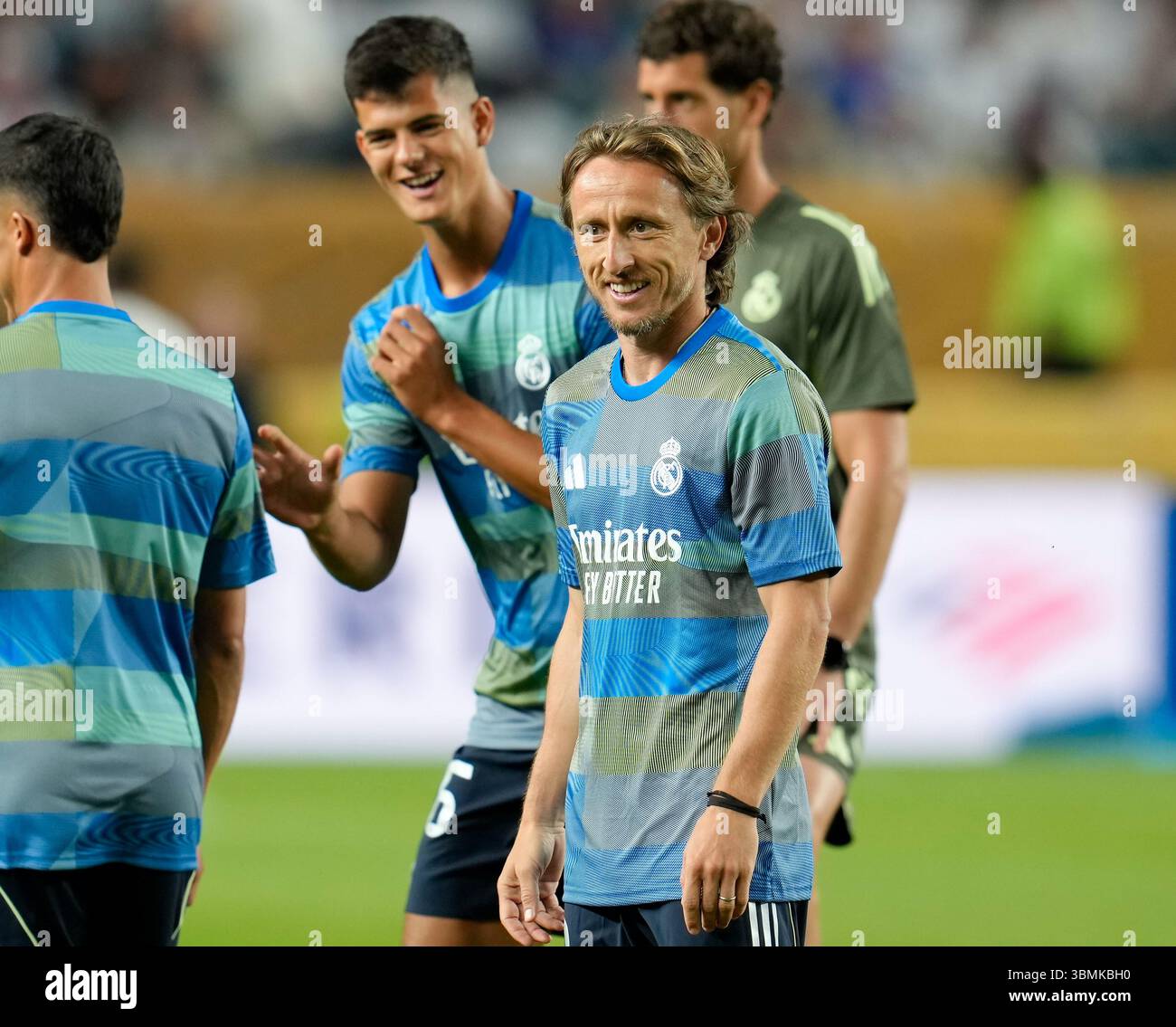 Luka Modric (Real Madrid CF, #10) (vorne) lacht beim Aufwärmen vor dem ...