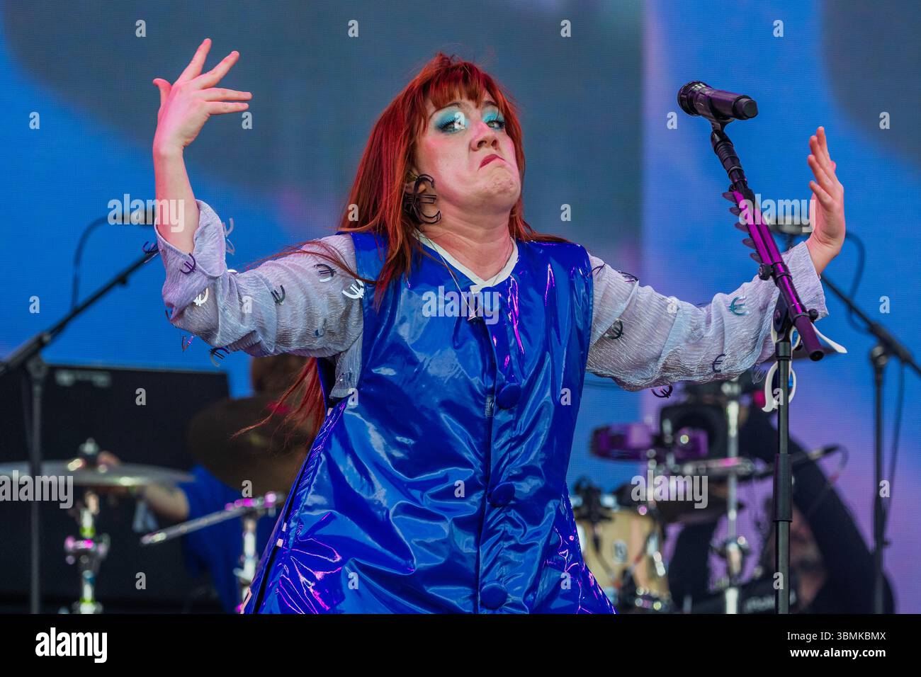 Glastonbury, UK. 27 Jun 2025. CMAT plays the Pyramid stage - The 2025 ...