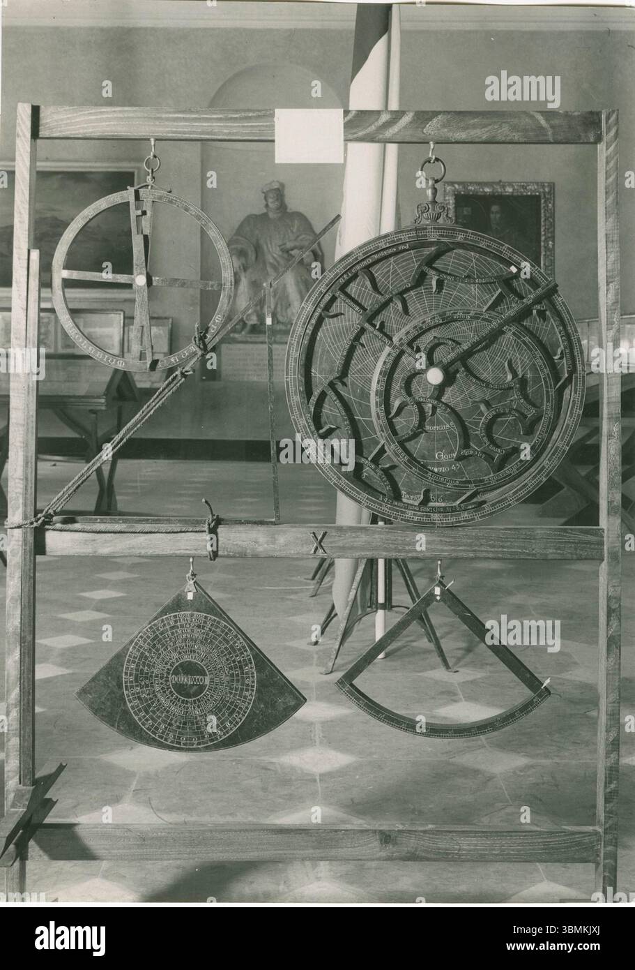 Vintage nautical instruments hi-res stock photography and images - Alamy