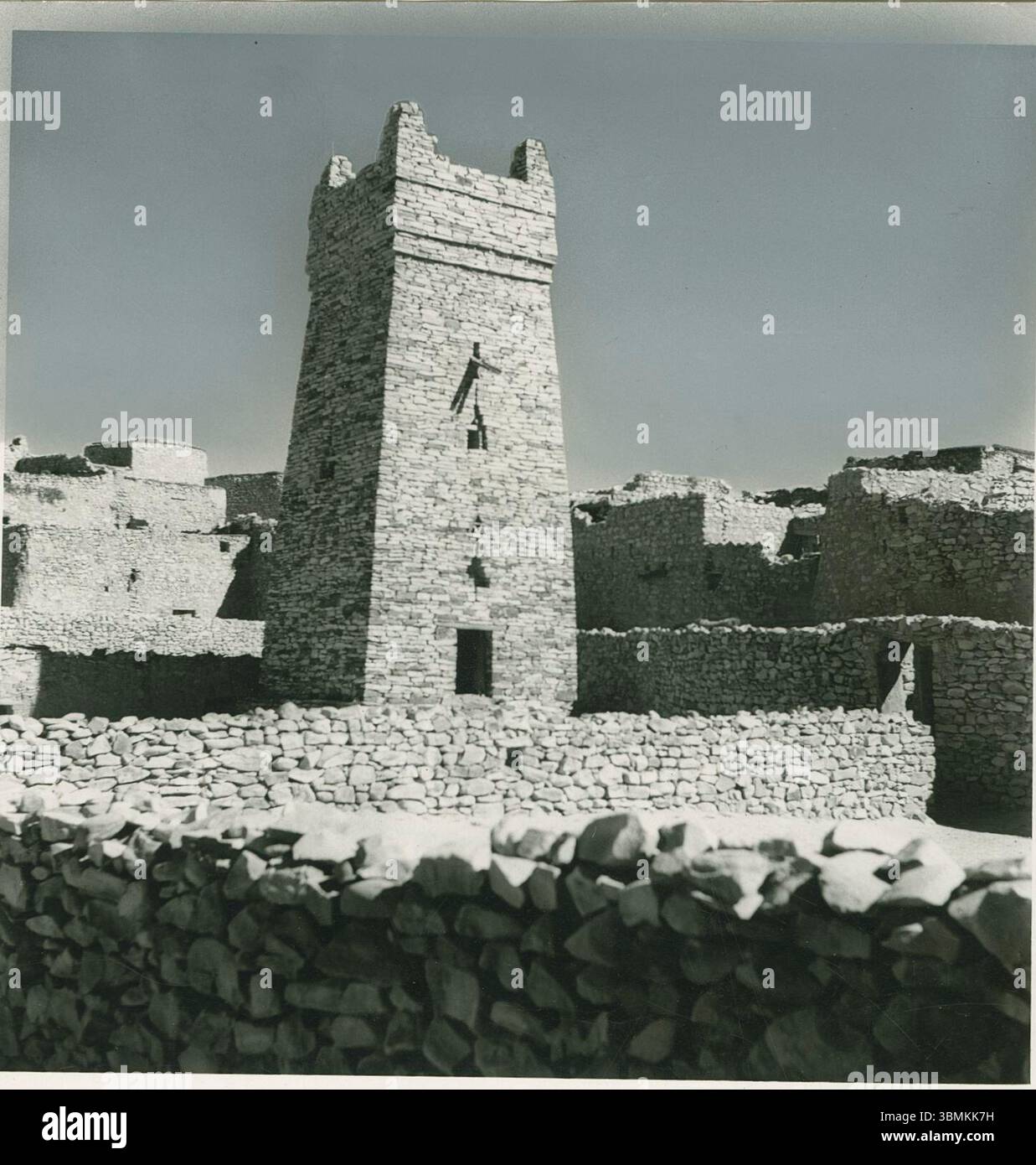 View of the minaret of the Chinguetti mosque Stock Photo - Alamy
