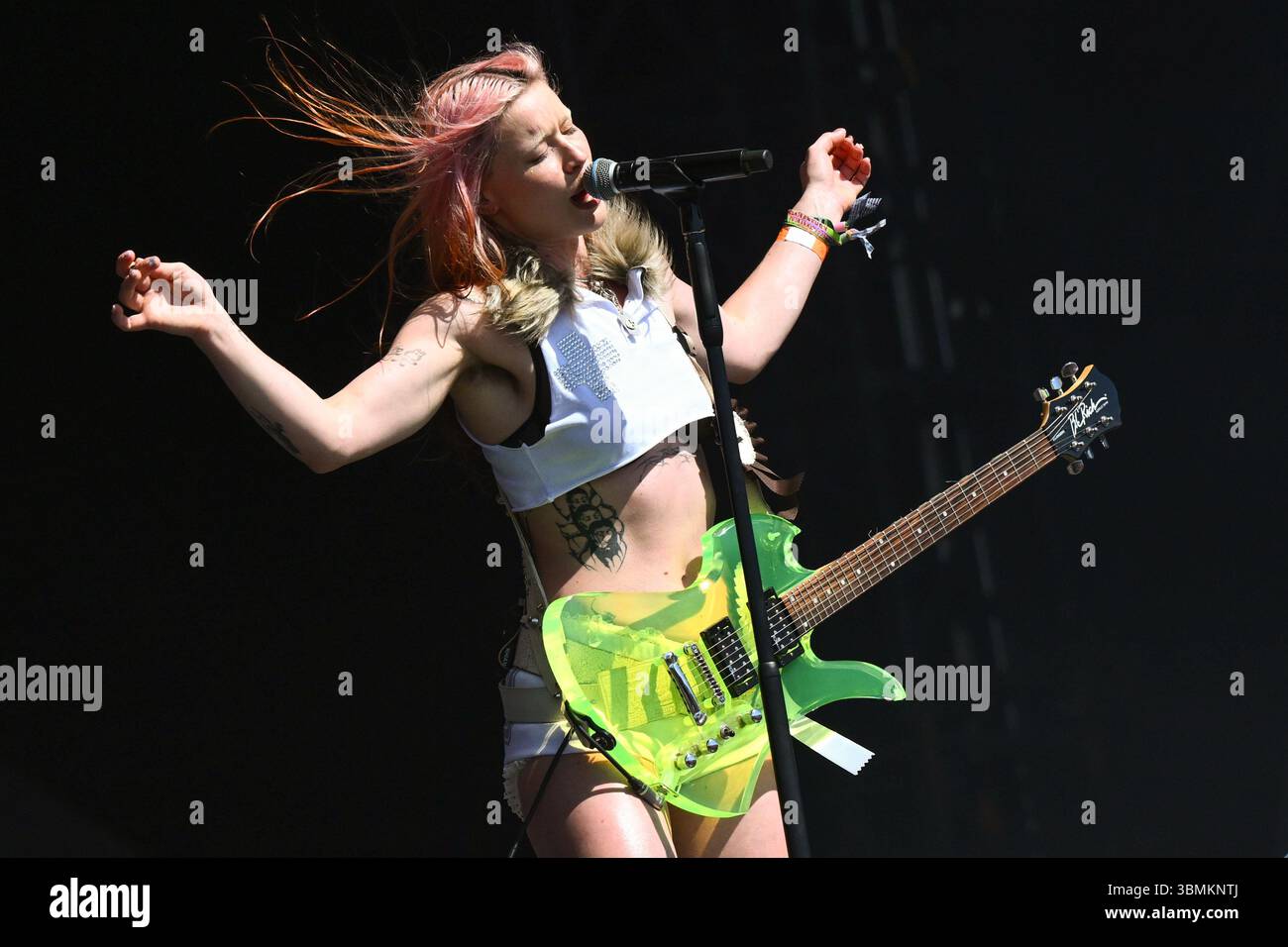 Wet leg glastonbury 2025 hi-res stock photography and images - Alamy