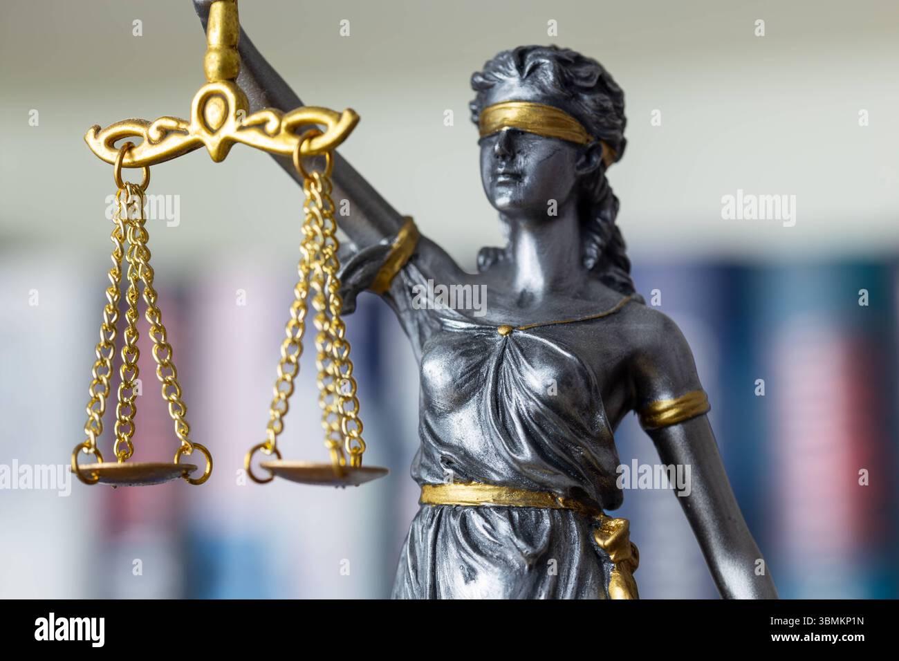 Nahaufnahme einer Justitia als Symbolbild für Gerichtsurteile ...
