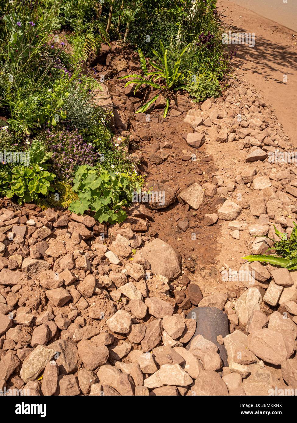 Gravel path naturalistic hi-res stock photography and images - Alamy