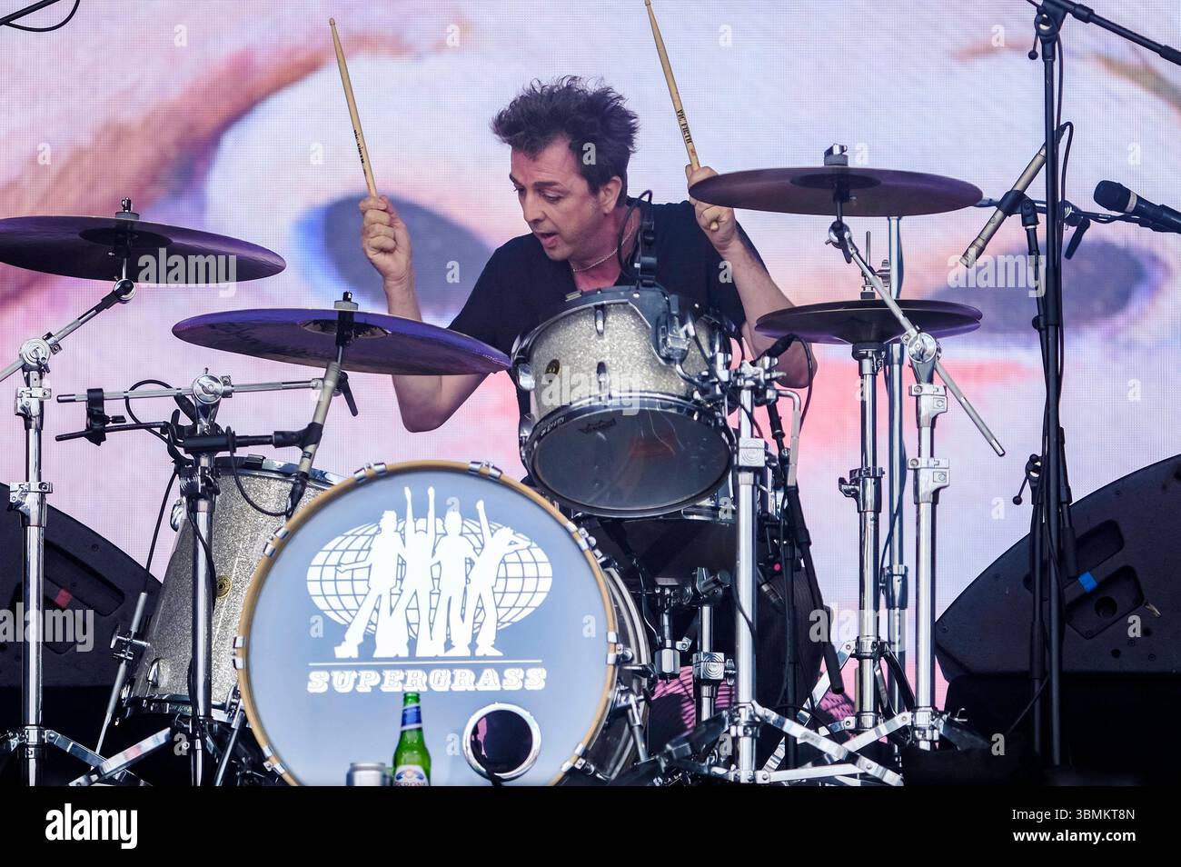Danny Goffey von Supergrass live auf dem Glastonbury Festival 2025 auf ...
