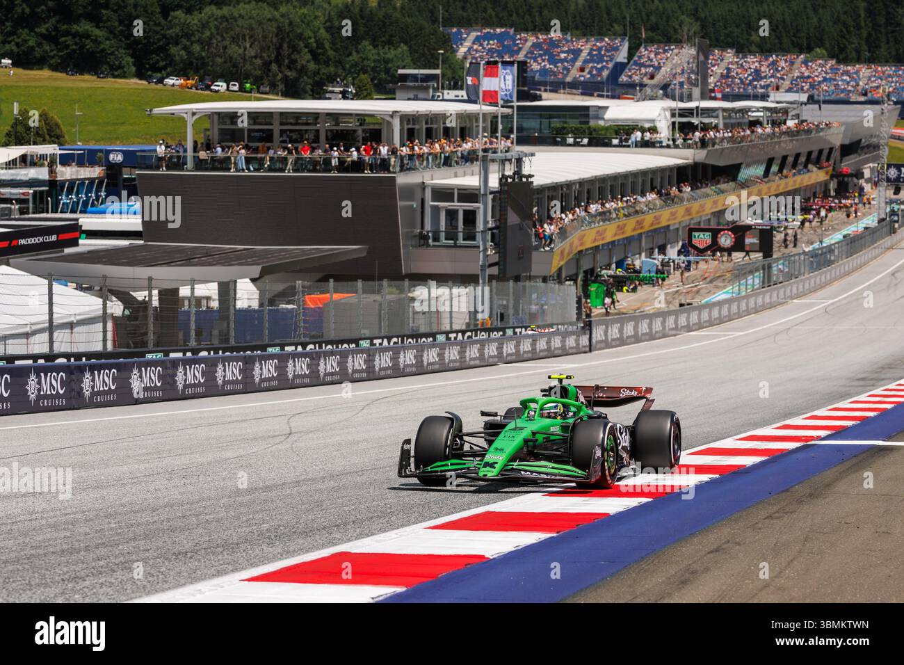 Gabriel Bortoletto (Stake F1 Team Kick Sauber, #5) mit seinem Fahrzeug ...