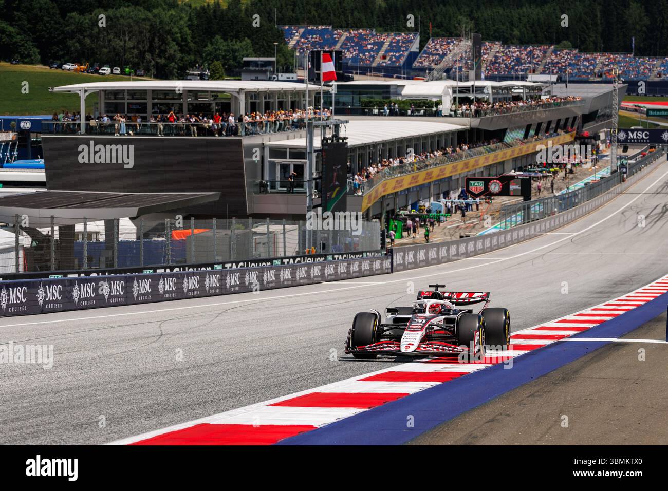 Esteban Ocon (MoneyGram Haas F1 Team, #31) mit seinem Fahrzeug auf der Strecke, Grosser Preis ...