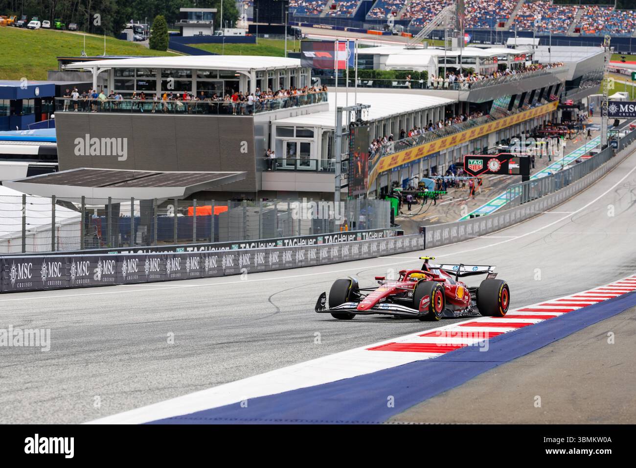 Lewis Hamilton (Scuderia Ferrari HP, #44) mit seinem Fahrzeug auf der ...