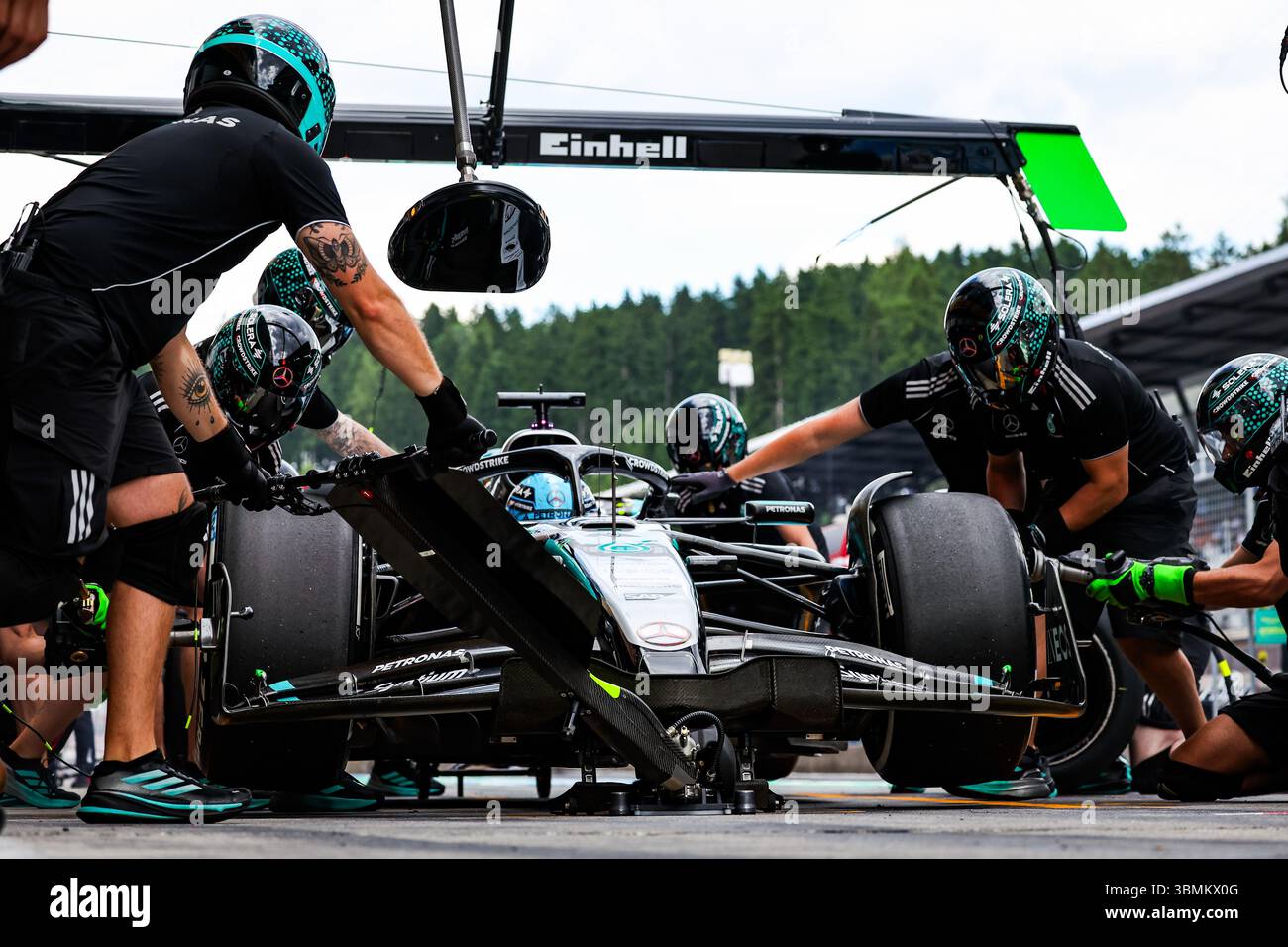 63 RUSSELL George (gbr), Mercedes AMG F1 Team W16, action pitstop ...