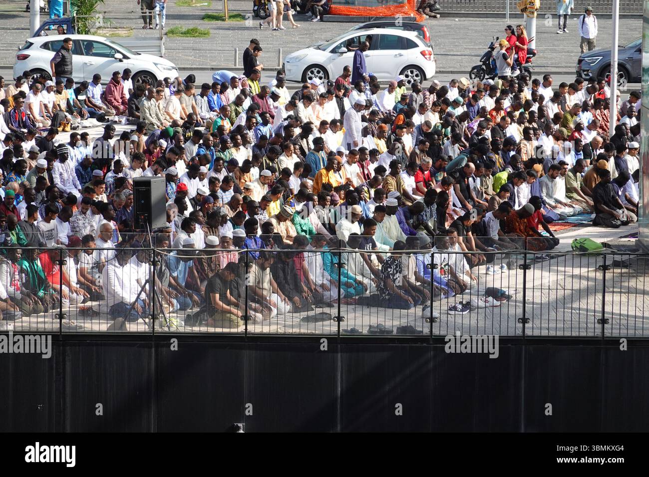 Celebrating eid fitr hi-res stock photography and images - Alamy