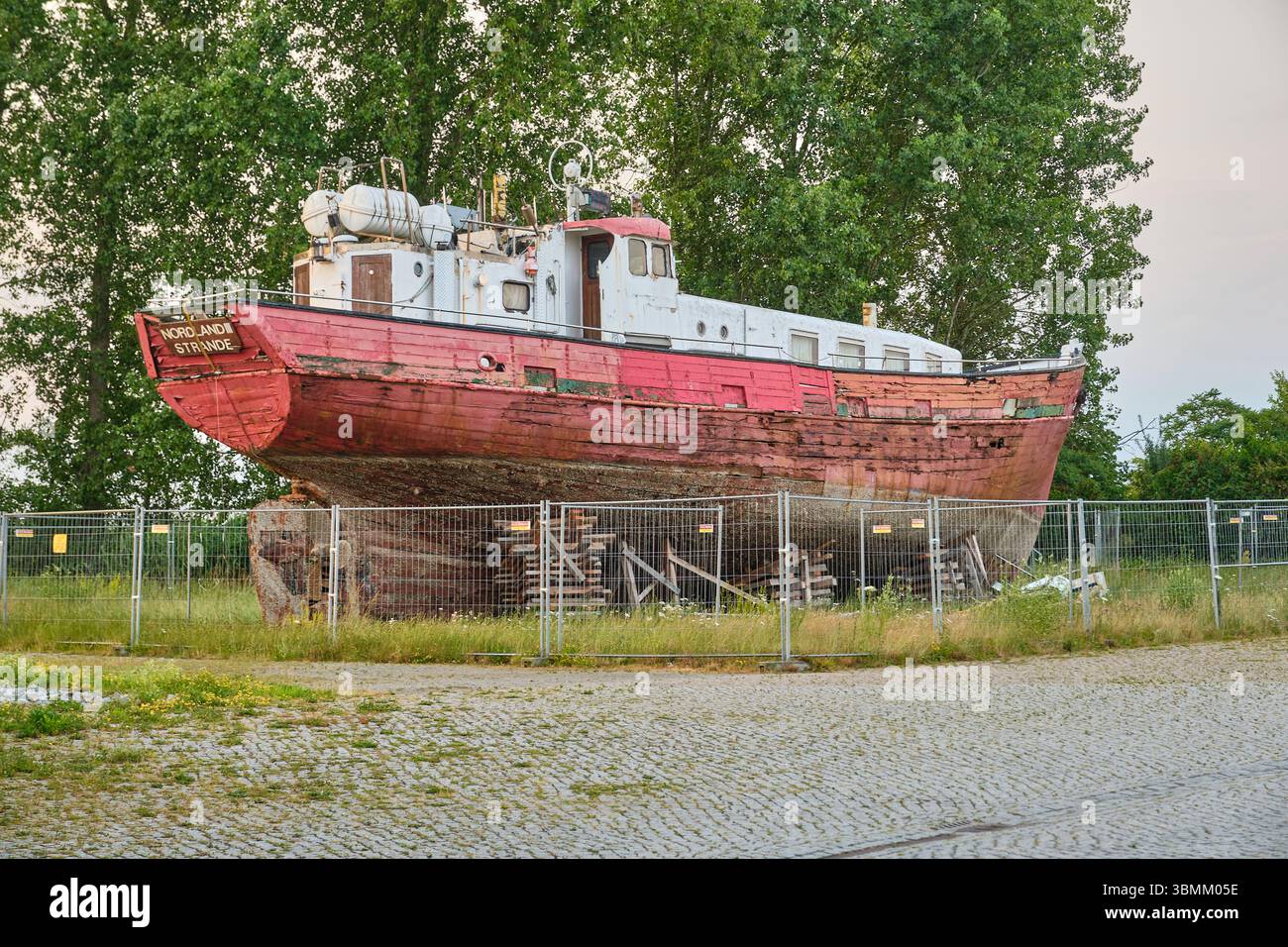 Shipyard safety signs hi-res stock photography and images - Alamy