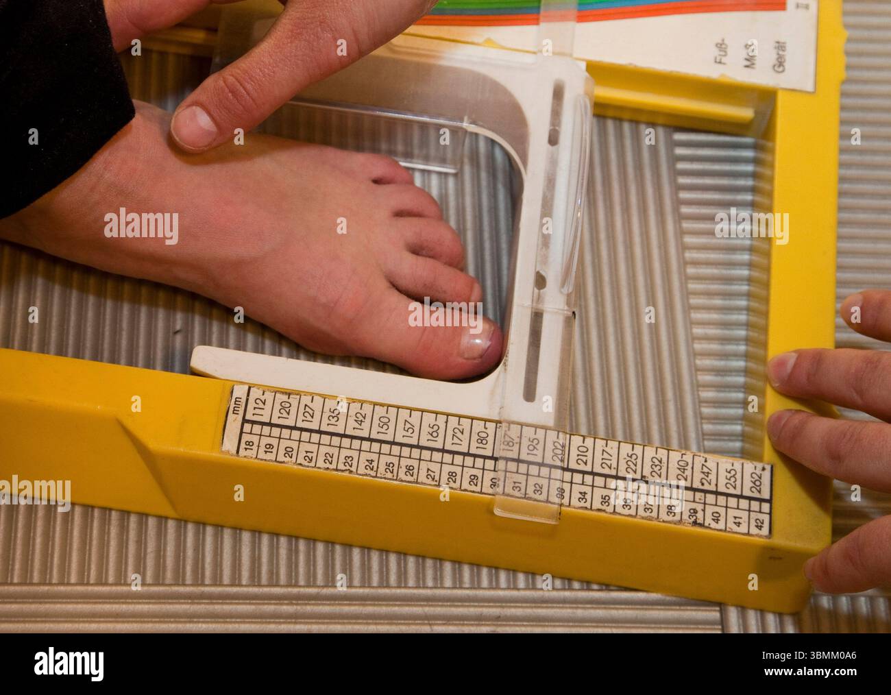 Netherlands, Arnhem, a child's foot is measured in a shoe store ...