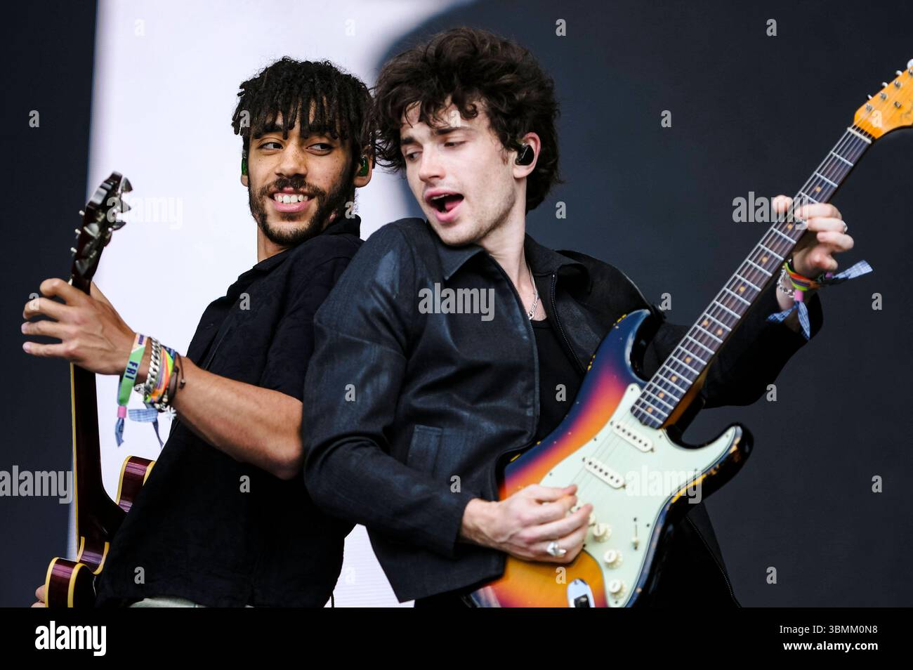 Josh Bartholomew Jenkinson und Elijah Hewson von Inhaler live auf dem ...