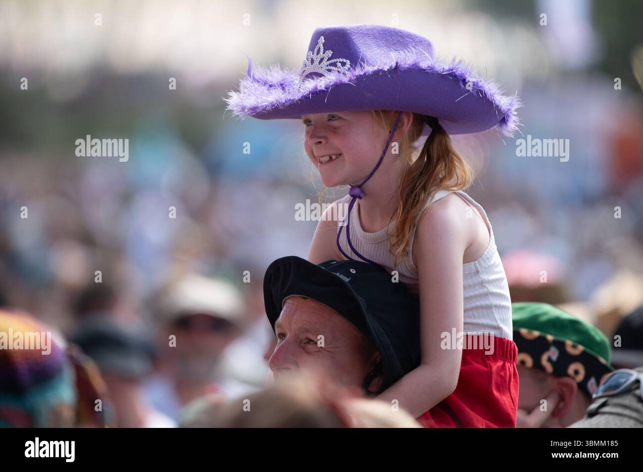 Glastonbury, Worthy Farm. 27th June 2025. A young fan enjoys the view ...