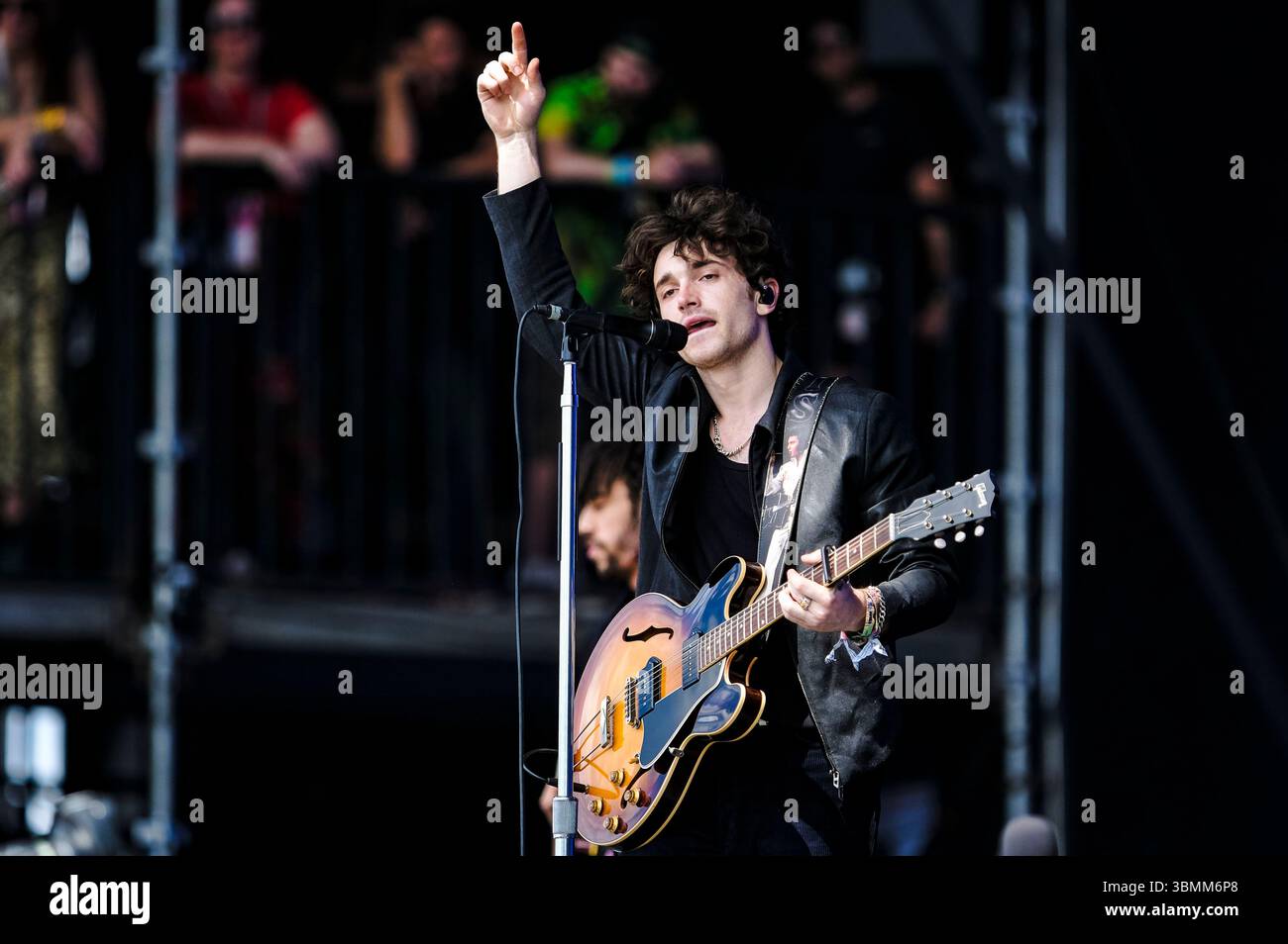 Elijah Hewson von Inhaler live auf dem Glastonbury Festival 2025 auf ...