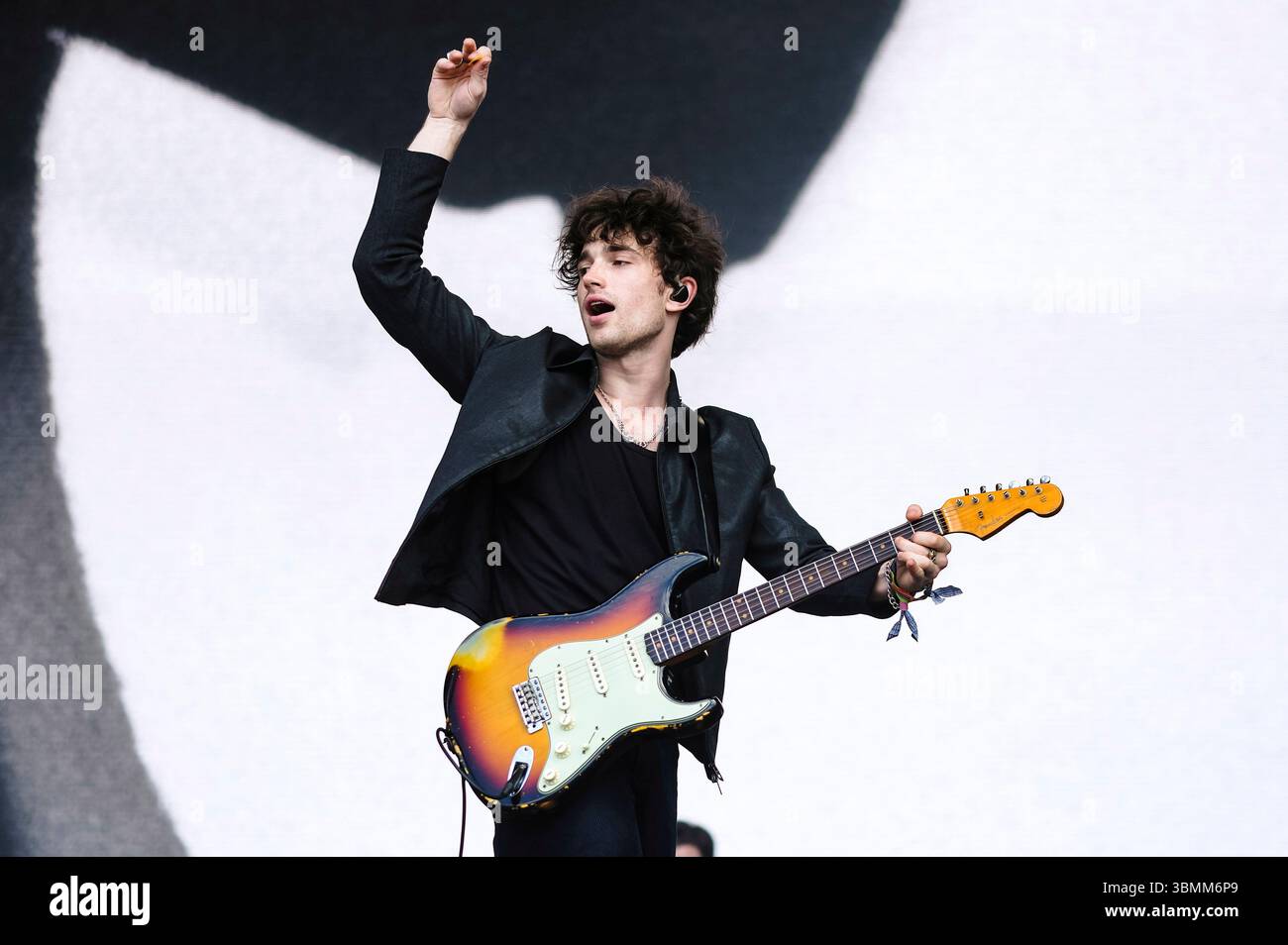 Elijah Hewson von Inhaler live auf dem Glastonbury Festival 2025 auf ...