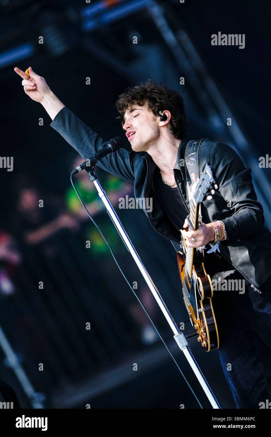 Elijah Hewson von Inhaler live auf dem Glastonbury Festival 2025 auf ...