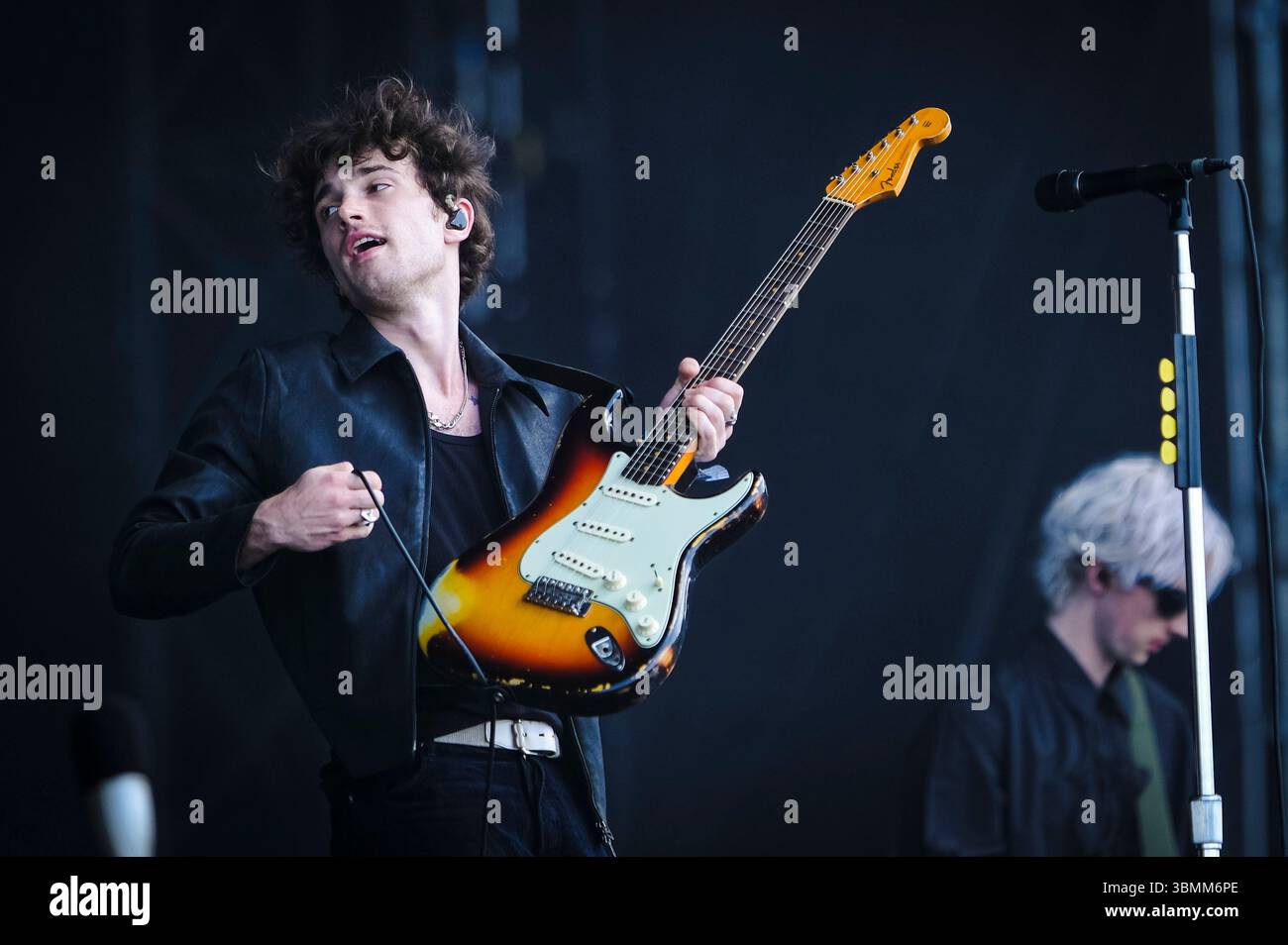 Elijah Hewson und Robert Keating von Inhaler live auf dem Glastonbury ...