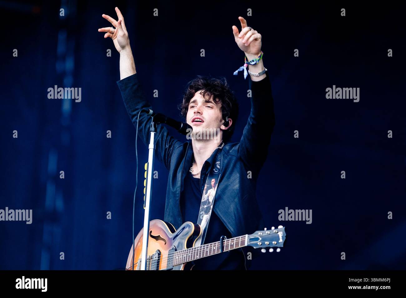 Elijah Hewson von Inhaler live auf dem Glastonbury Festival 2025 auf ...