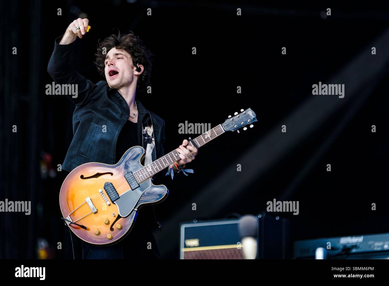 Elijah Hewson von Inhaler live auf dem Glastonbury Festival 2025 auf ...