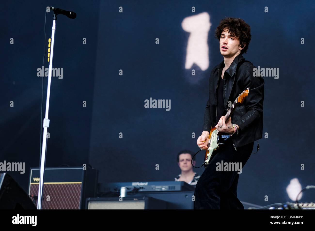 Elijah Hewson von Inhaler live auf dem Glastonbury Festival 2025 auf ...