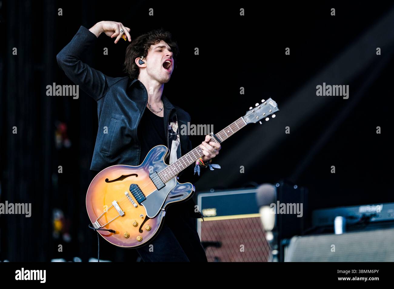 Elijah Hewson von Inhaler live auf dem Glastonbury Festival 2025 auf ...