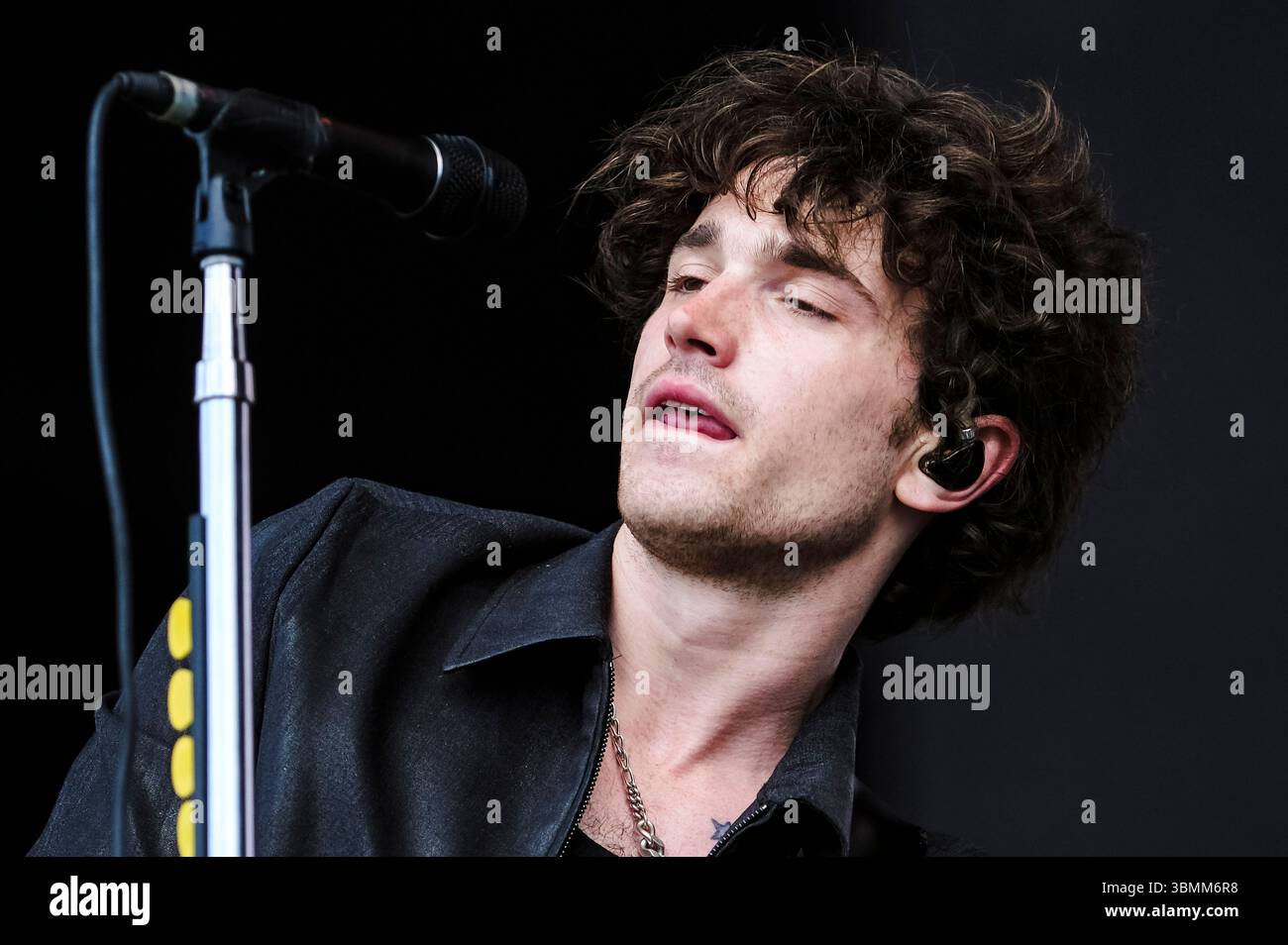 Elijah Hewson von Inhaler live auf dem Glastonbury Festival 2025 auf ...