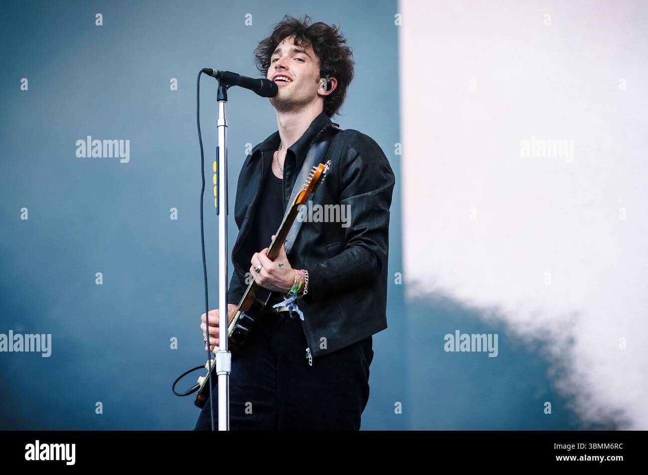 Elijah Hewson von Inhaler live auf dem Glastonbury Festival 2025 auf ...