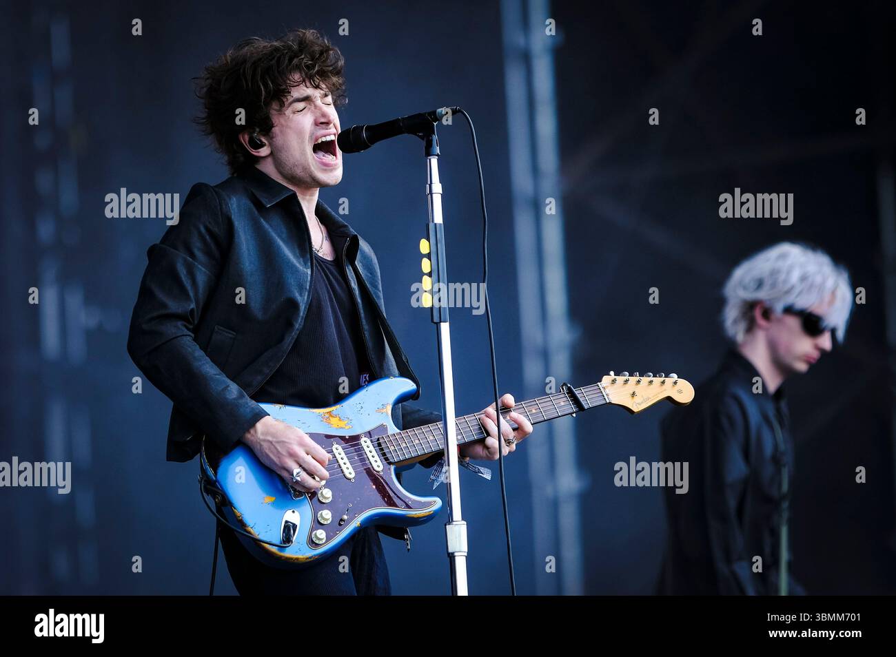 Elijah Hewson und Robert Keating von Inhaler live auf dem Glastonbury Festival 2025 auf der ...