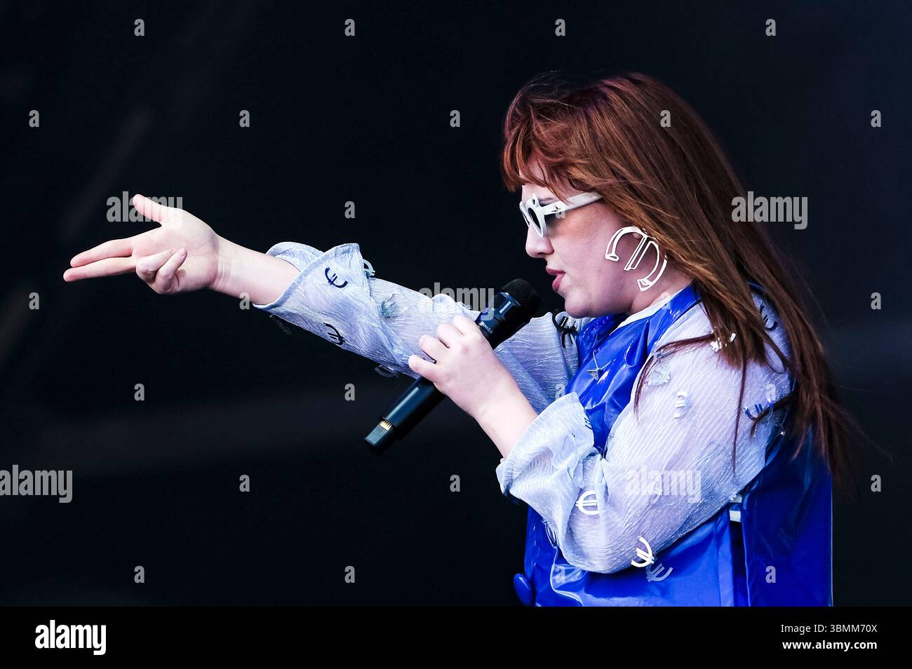 CMAT live auf dem Glastonbury Festival 2025 auf der Worthy Farm. Pilton ...