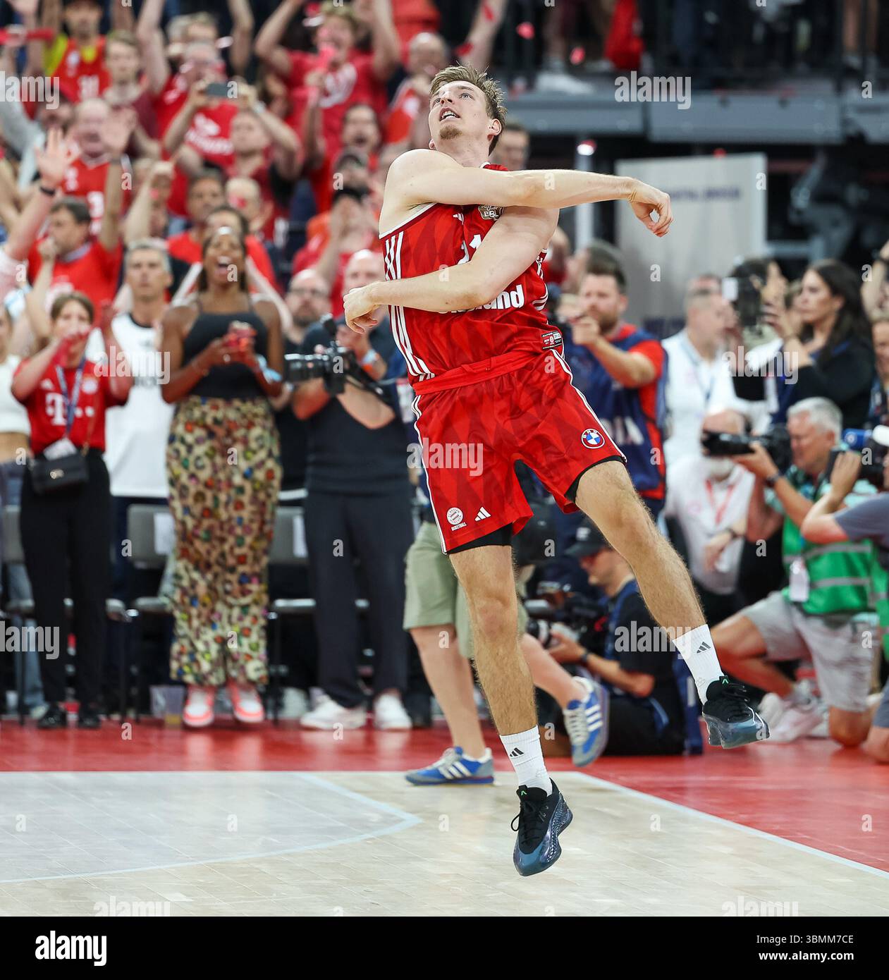 Justuz Hollatz (FC Bayern Basketball, #21) bejubelt den Sieg und den ...