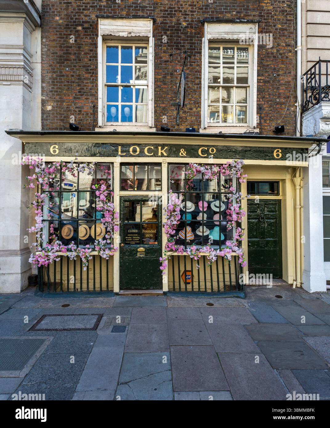Straw hatters hi-res stock photography and images - Alamy