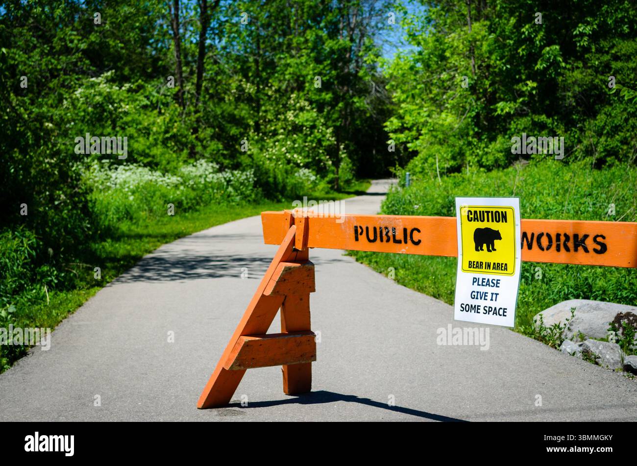 Bear Warning Sign on park pathway Stock Photo - Alamy