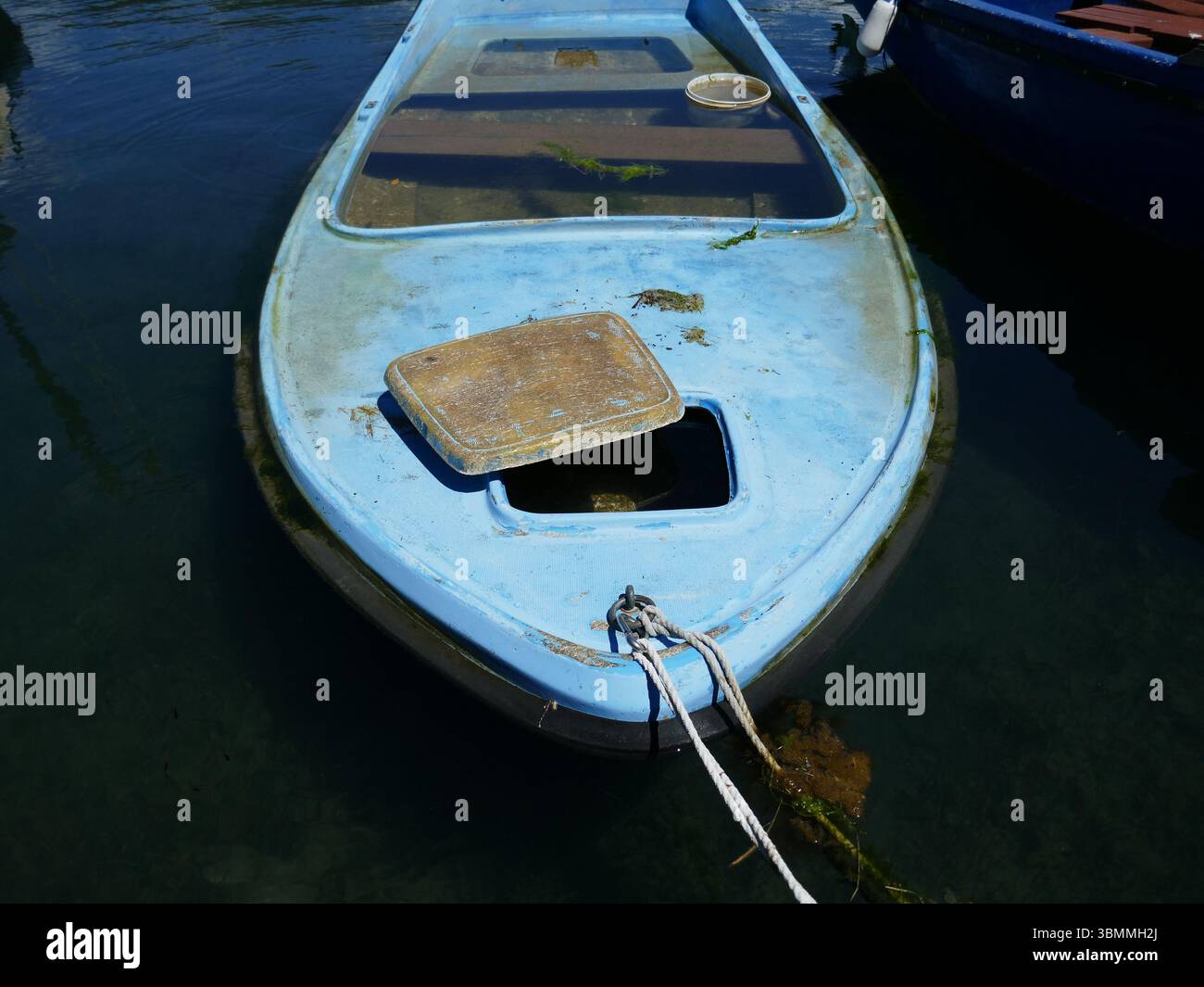 Waterlogged boat sunken in ocean and full of water Stock Photo - Alamy