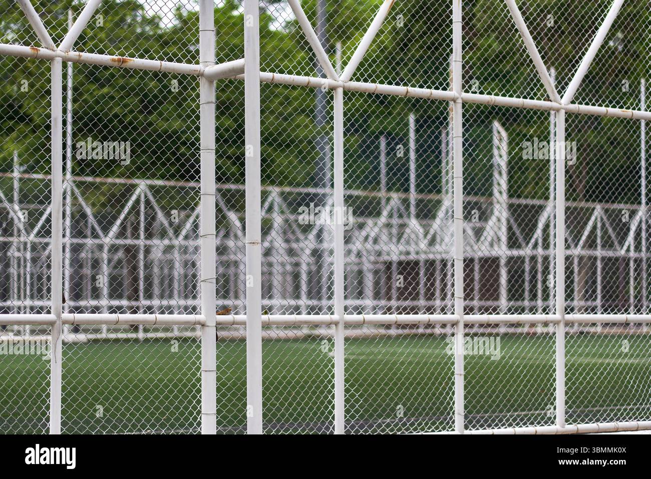 Mesh fence enclosing hi-res stock photography and images - Alamy