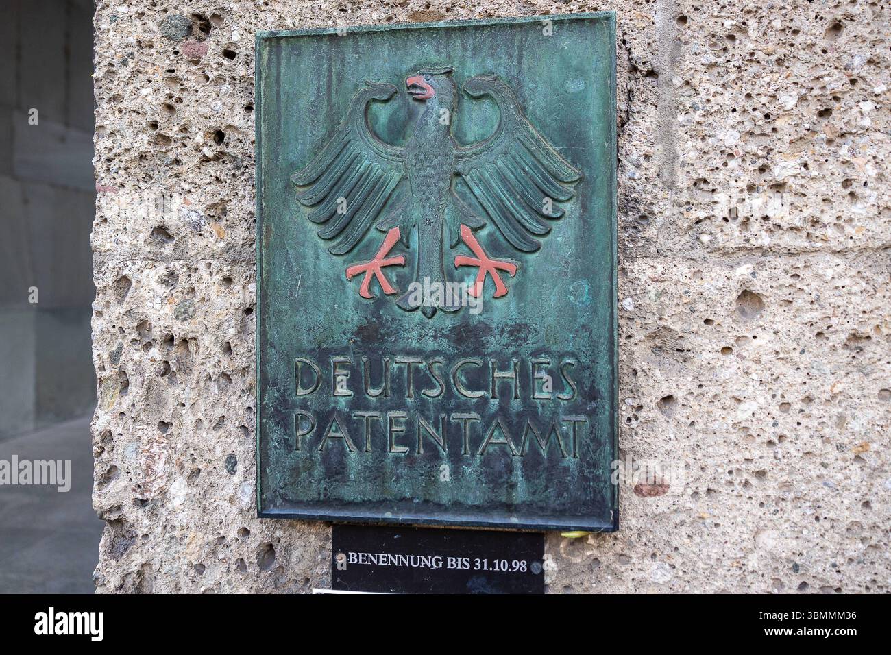 Deutsches Patent- und Markenamt, München, 25.06.2025 Bronzeschild mit ...