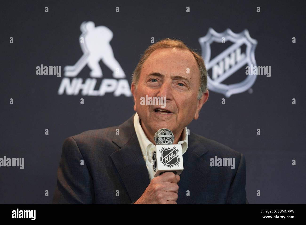 NHL commissioner Gary Bettman speaks before the NHL hockey draft Friday ...