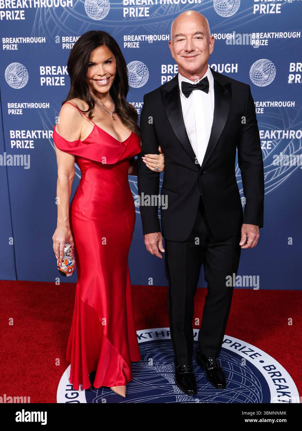 (FILE) Jeff Bezos and Lauren Sanchez Are Married! They tied the knot in ...