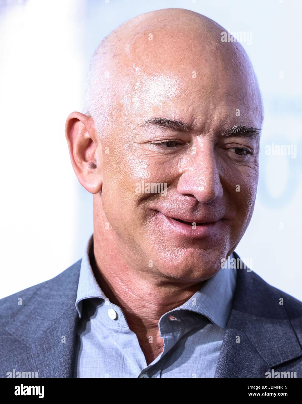 (FILE) Jeff Bezos and Lauren Sanchez Are Married! They tied the knot in ...