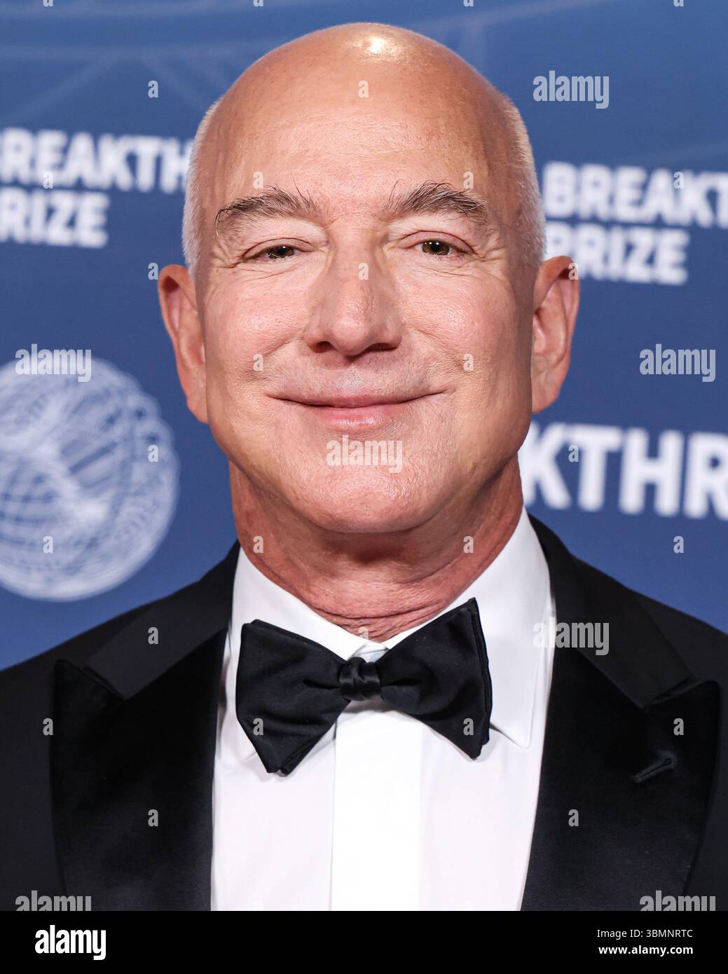 (FILE) Jeff Bezos and Lauren Sanchez Are Married! They tied the knot in ...