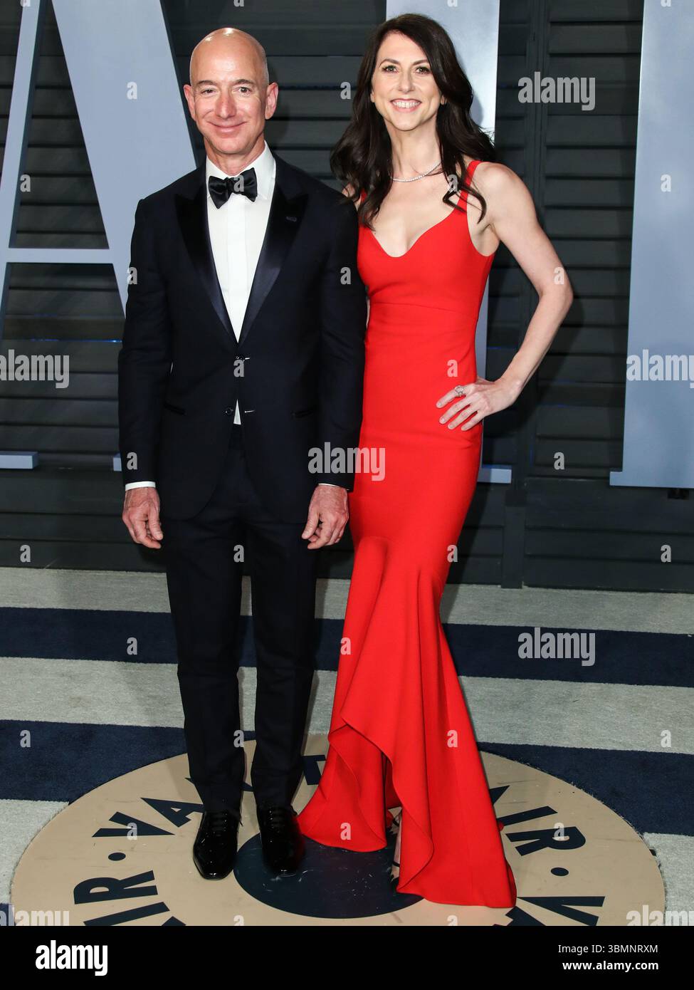 (FILE) Jeff Bezos and Lauren Sanchez Are Married! They tied the knot in ...