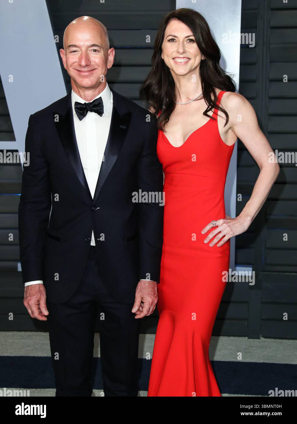 (FILE) Jeff Bezos and Lauren Sanchez Are Married! They tied the knot in ...