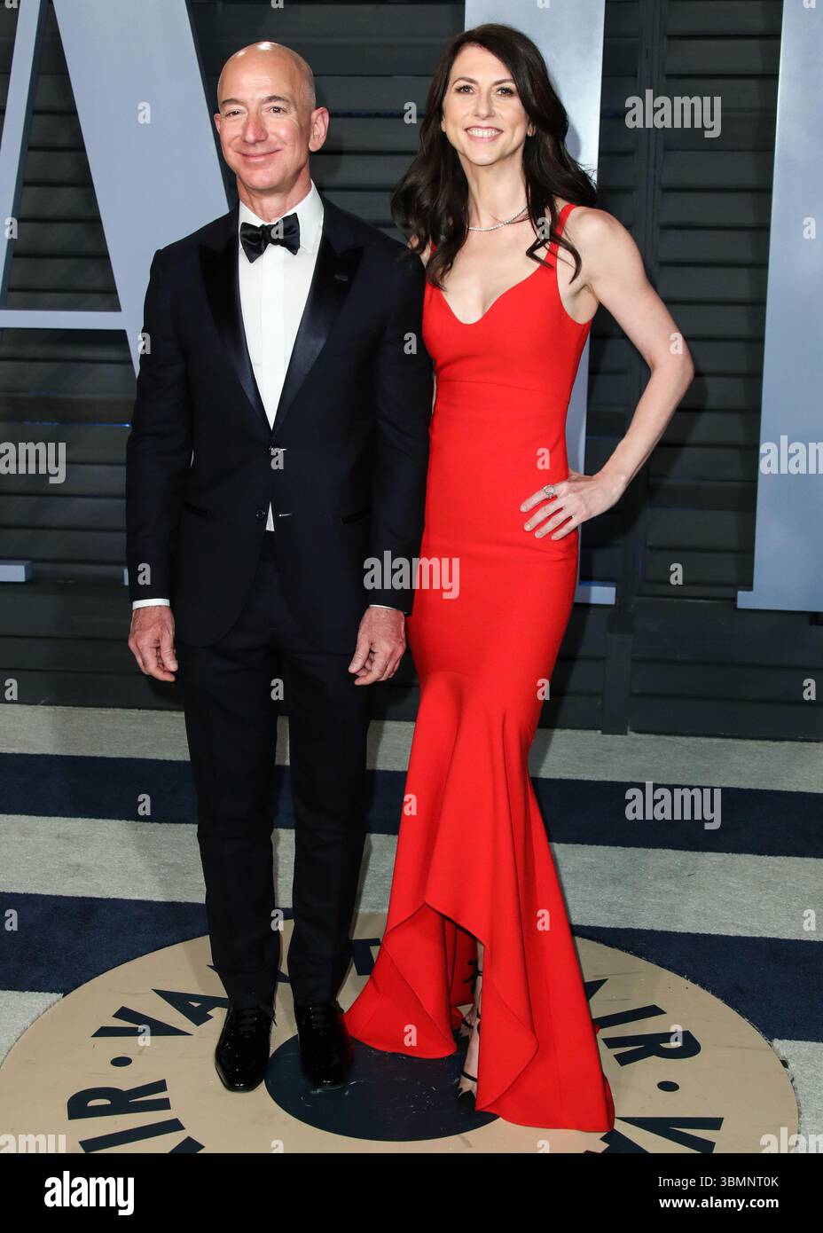 (FILE) Jeff Bezos and Lauren Sanchez Are Married! They tied the knot in ...