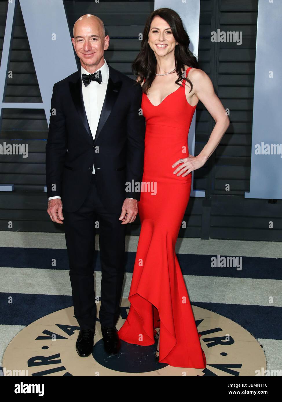 (FILE) Jeff Bezos and Lauren Sanchez Are Married! They tied the knot in ...