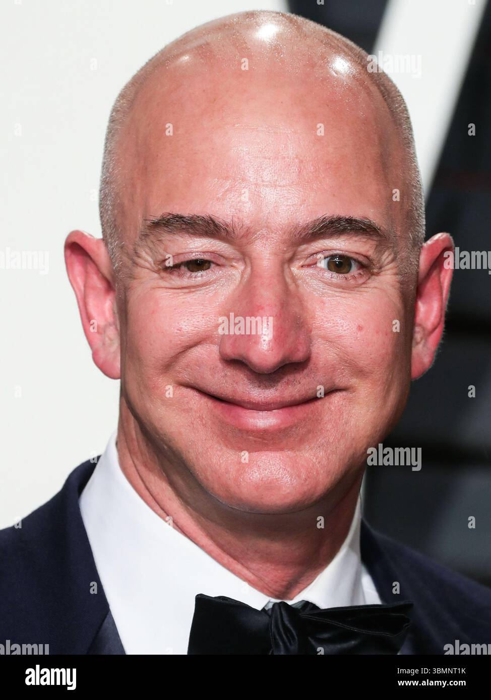 (FILE) Jeff Bezos and Lauren Sanchez Are Married! They tied the knot in ...