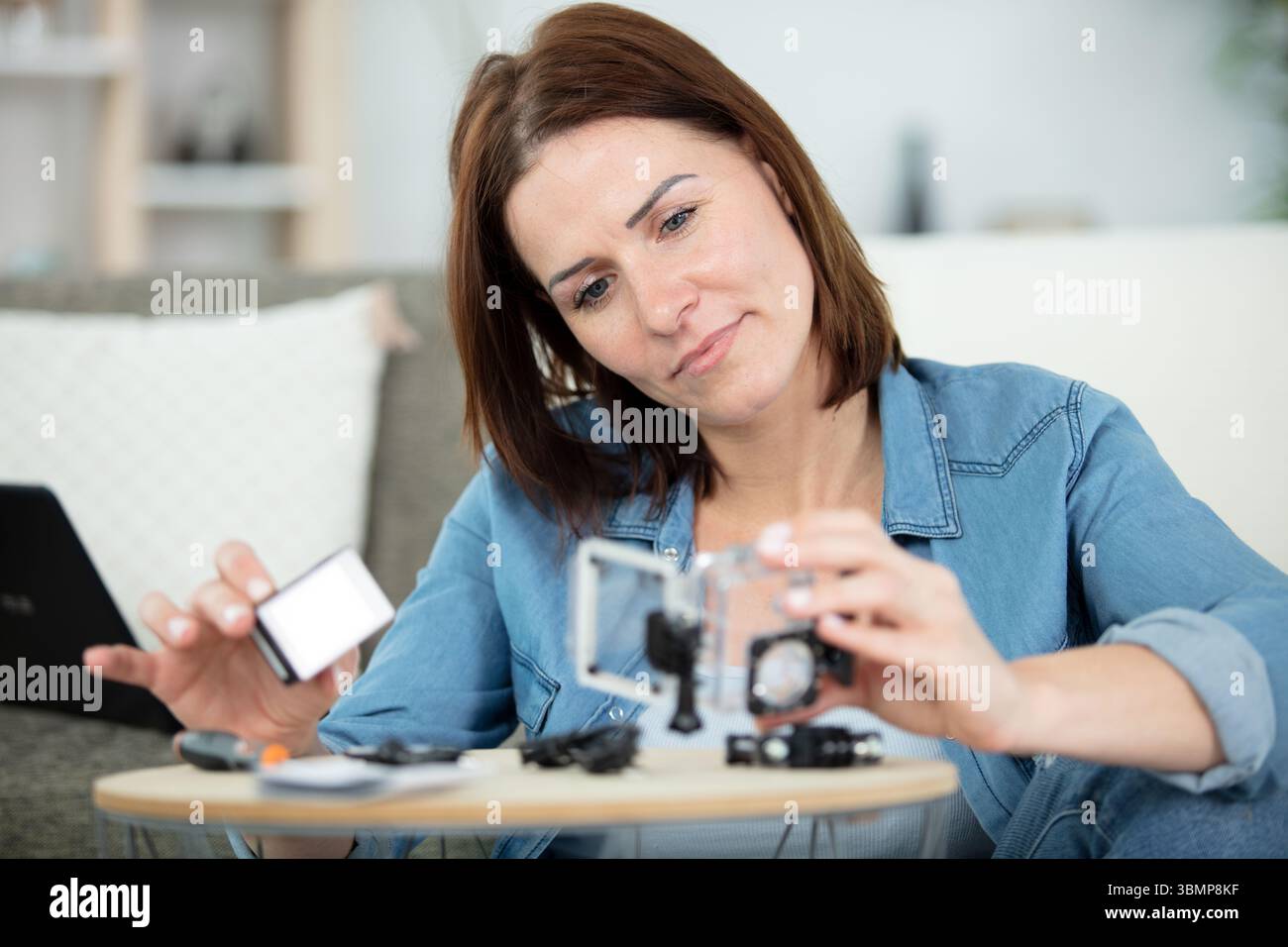 Unboxing camera hi-res stock photography and images - Alamy