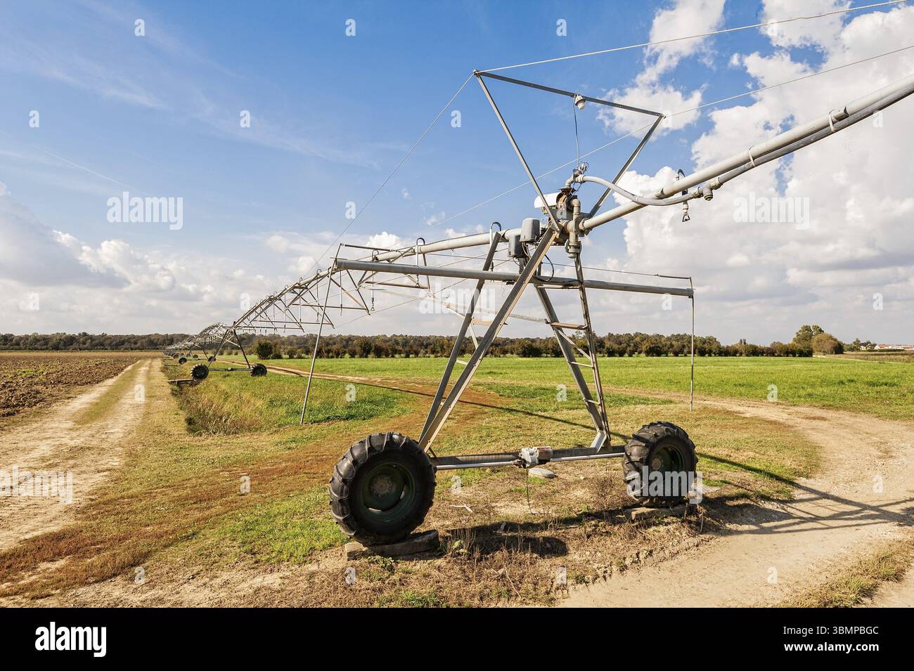 Center pivot field irrigation hi-res stock photography and images - Alamy