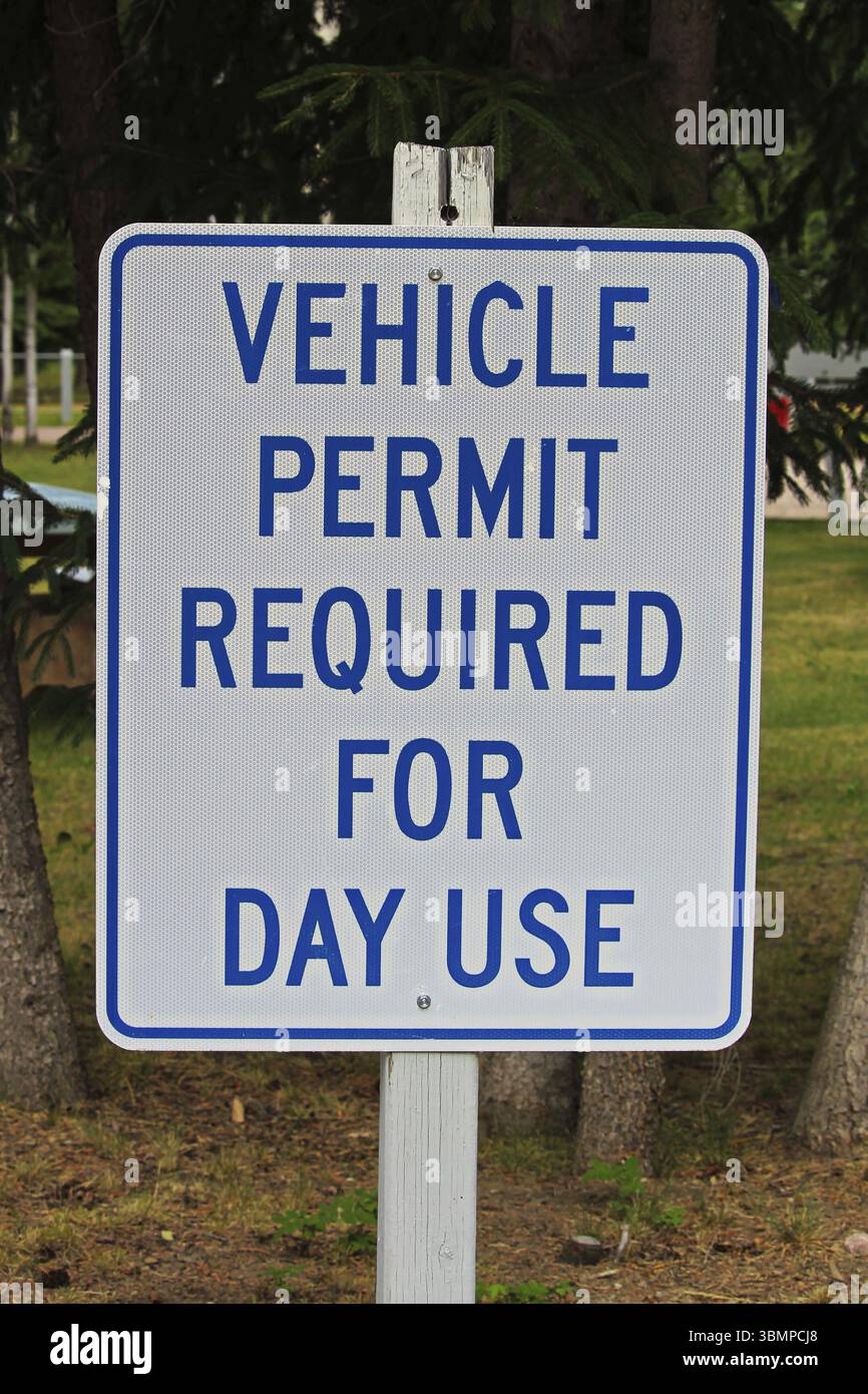 A vehicle permit required for day use sign Stock Photo - Alamy