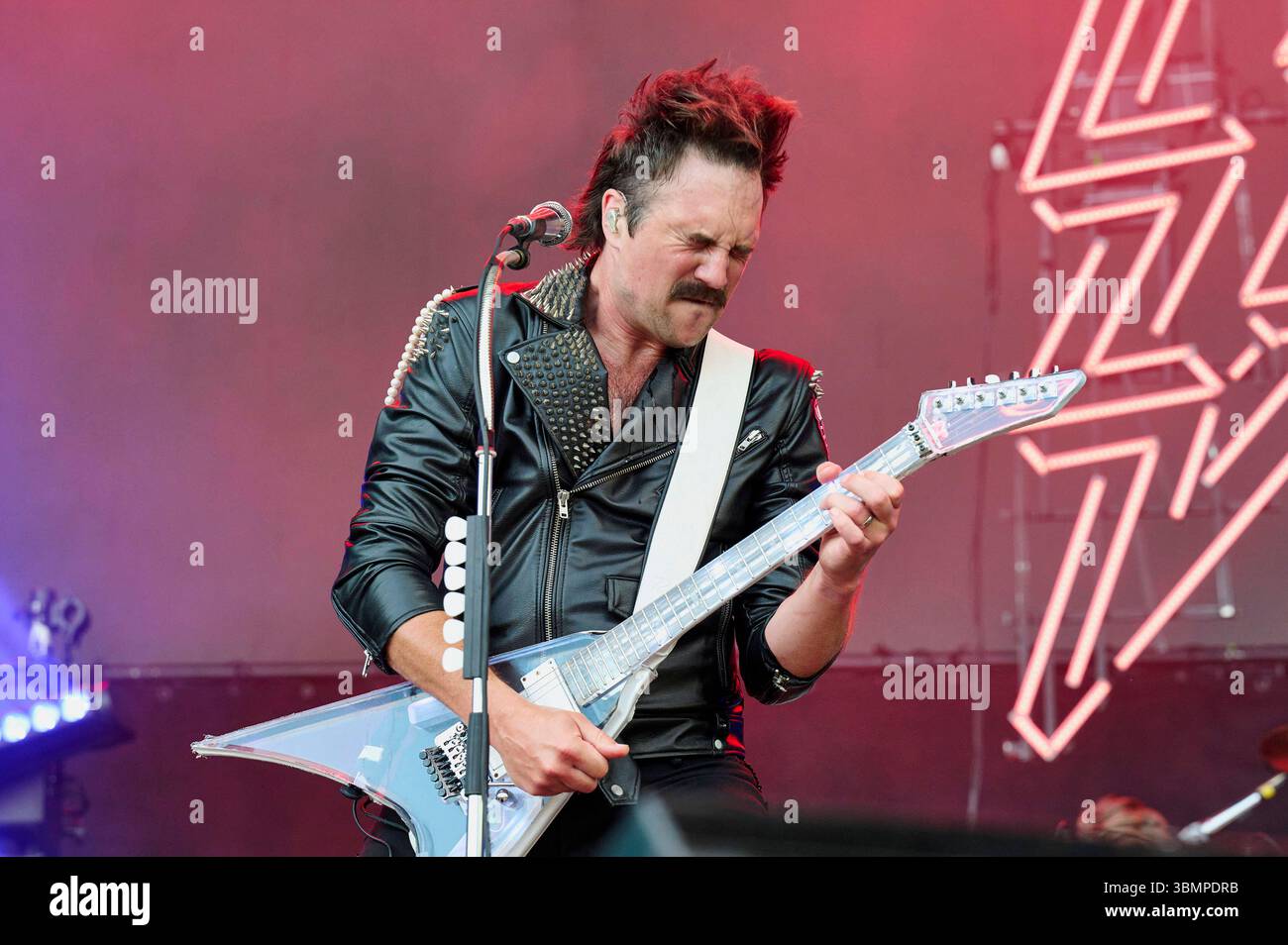 Adam Grahn von Royal Republic live auf dem Summerside Festival 2025 ...