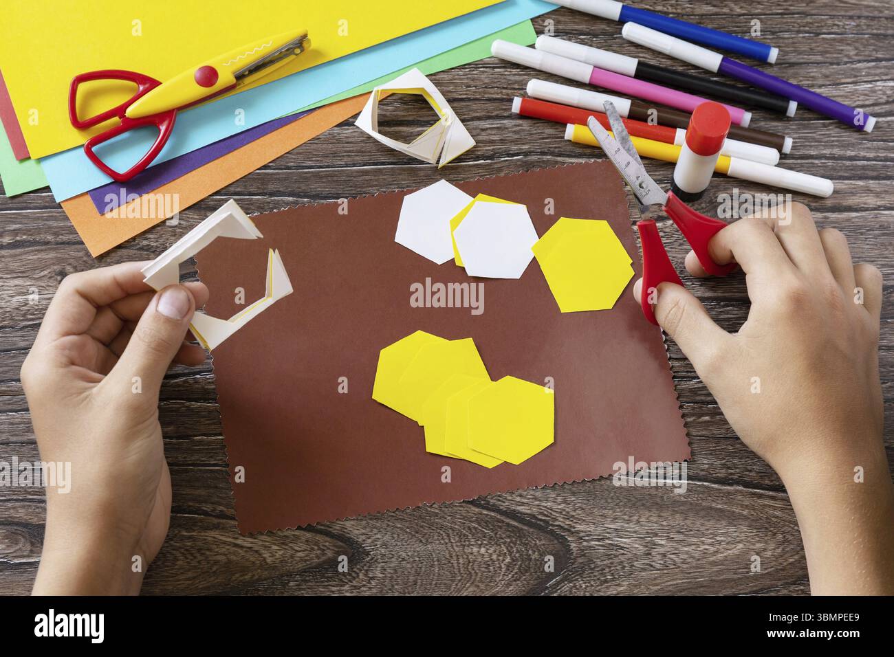 Instructions step 2. Summer card with voluminous bees. Handmade. Childrens creativity project ...